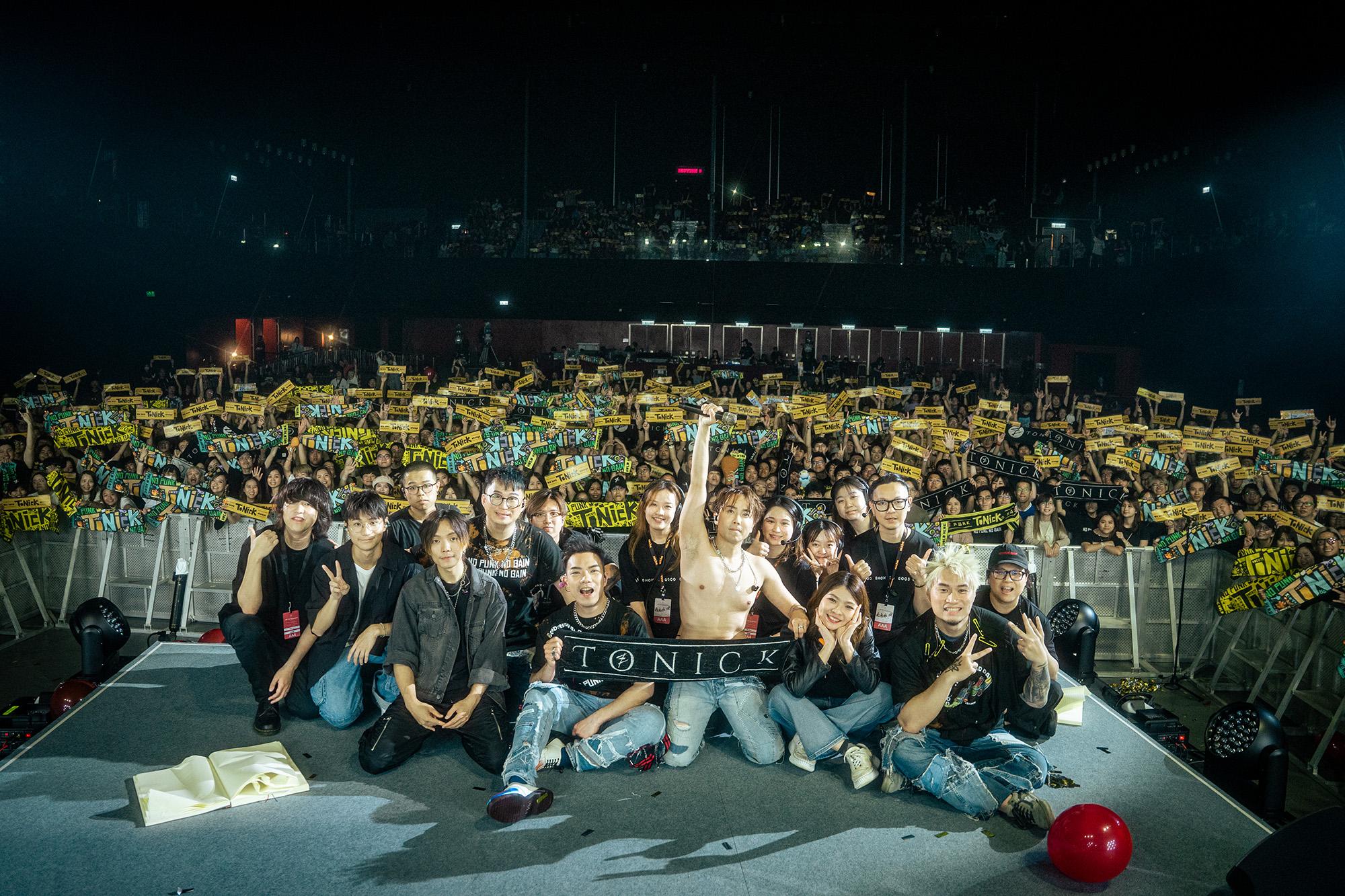 ToNick九展開騷Ryan回港合體 樂迷「傳送」恆仔環繞台邊一圈 | am730